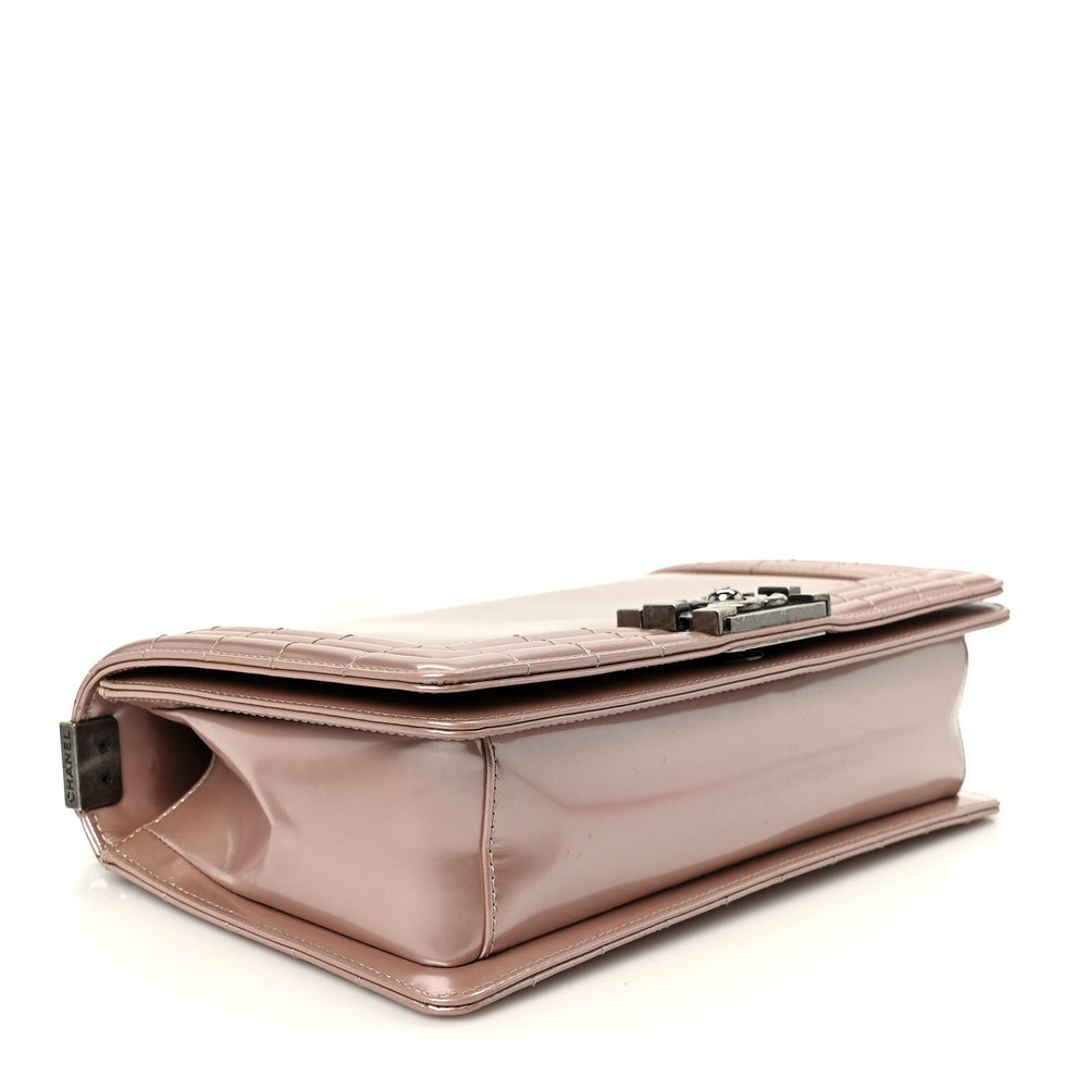 Chanel Iridescent Glazed Calfskin Medium Boy Flap Light Pink 1870035 ...