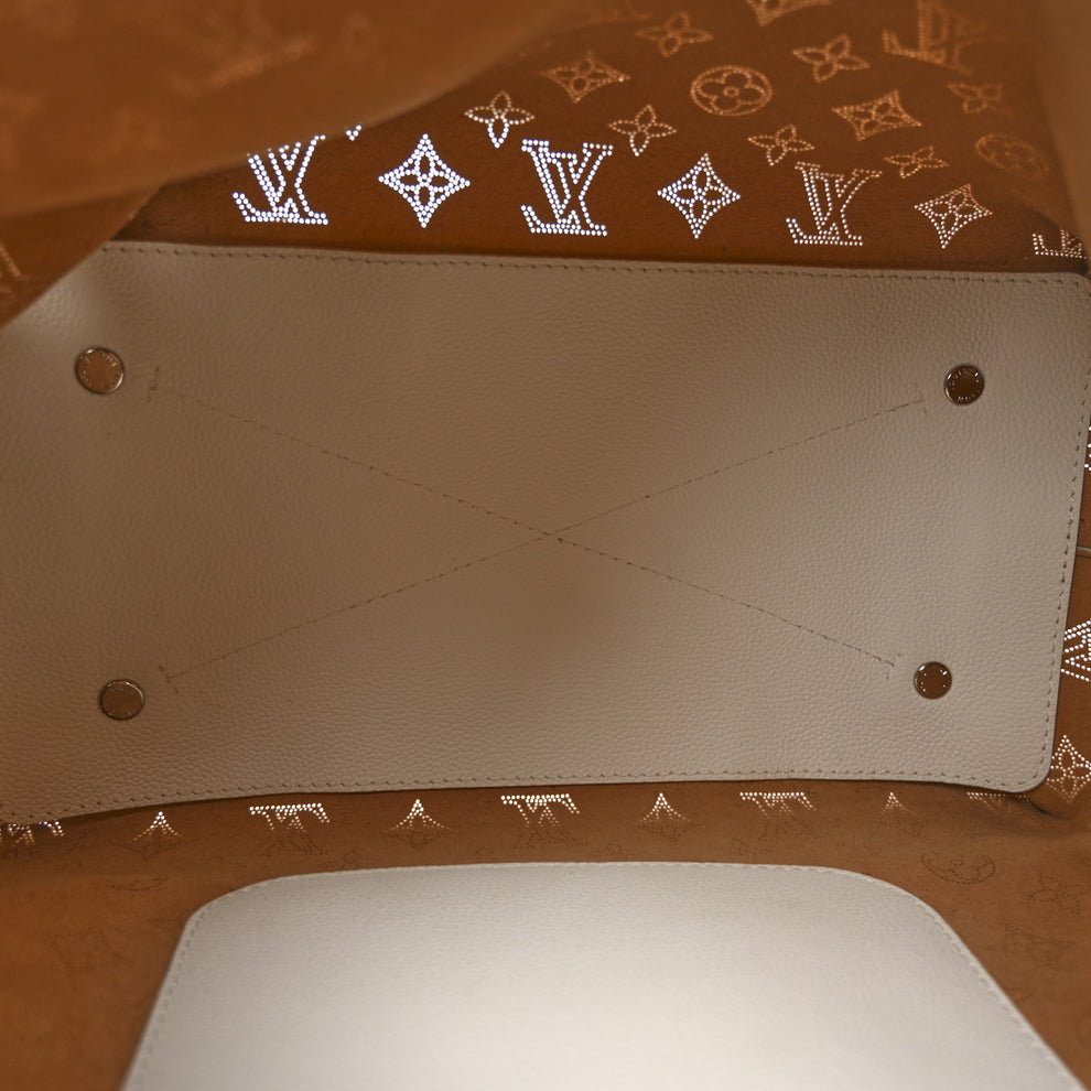 Louis Vuitton Mahina Carmel Hobo Snow 1769244 – FASHIONPHILE